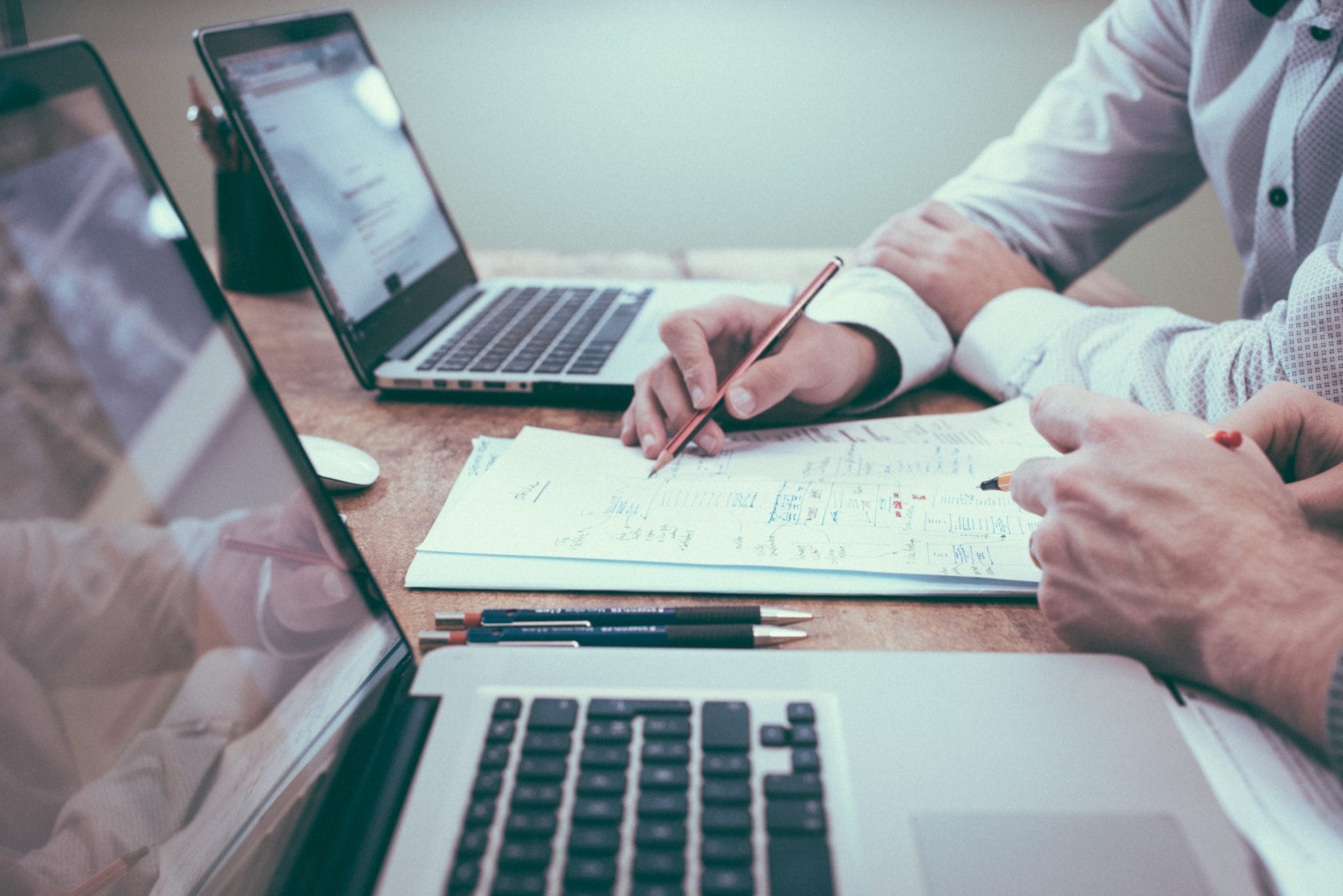 How to Outsource: A Step-by-step Guide | Hubstaff Blog