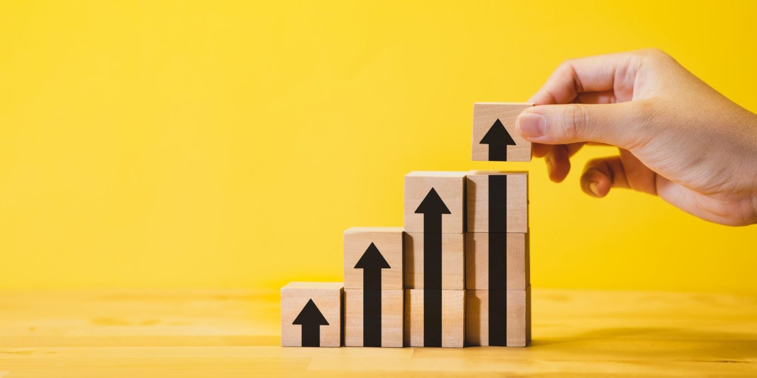 10 Essential Employee Metrics & KPIs to Measure in 2024